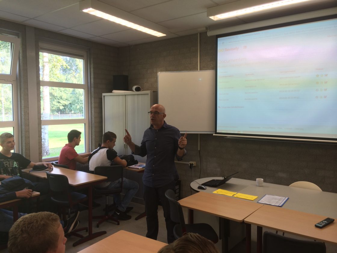 Revisely Revisely pakt het lerarentekort aan: docenten kunnen nu hun nakijkwerk uitbesteden ...